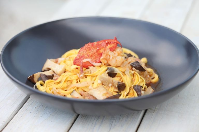 Trüffel-Tagliatelle mit Cardoncelli und Hummer – Aldo's Pasta